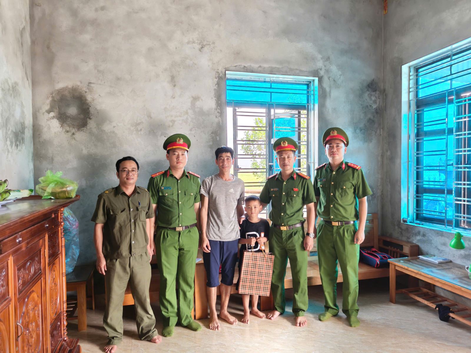 Công an xã Tây Thụy Anh mang trung thu đến với các em thiếu nhi có hoàn cảnh khó khăn